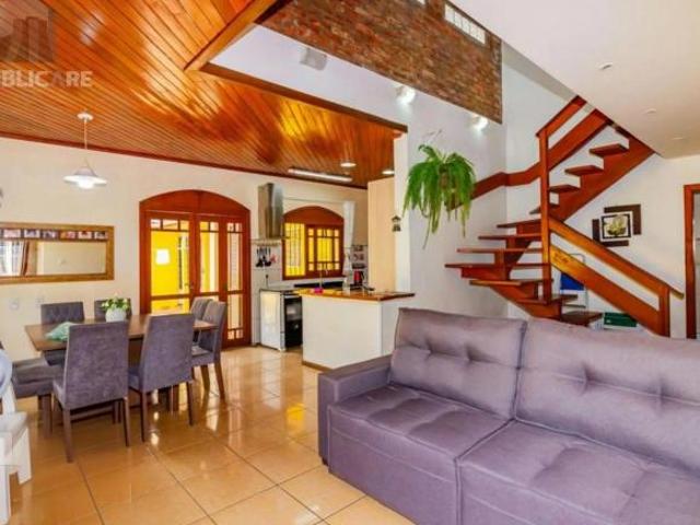 Casa com 5 quartos, 2 vagas e pátio, no Bairro Sarandí