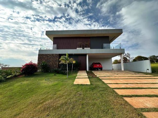 Casa com 5 quartos, 2 suítes, 300 m2 área construída no Riviera I Arandu