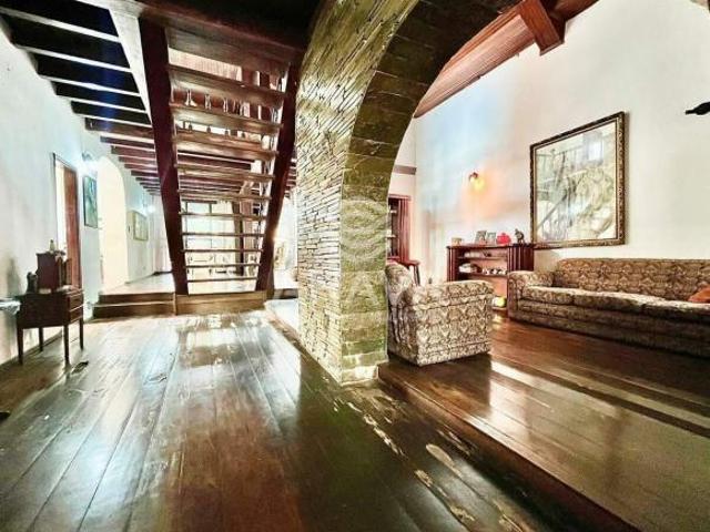 Casa com 5 Quartos à Venda 576m² Santa Mônica Próximo à Avenida João Samaha