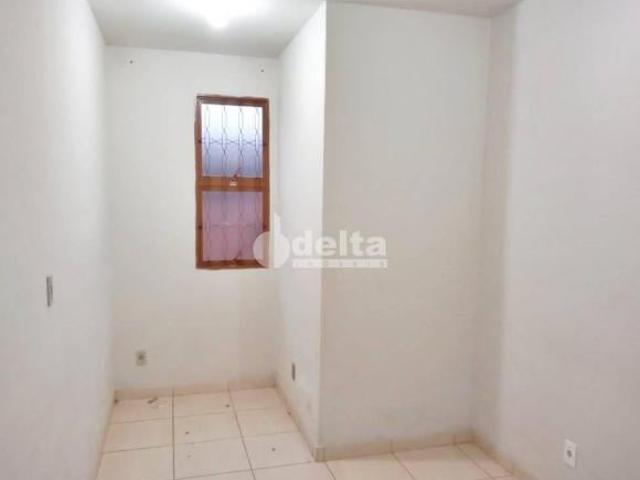 Casa com 5 quartos disponível para locação no bairro Santa Mônica em Uberlândia MG