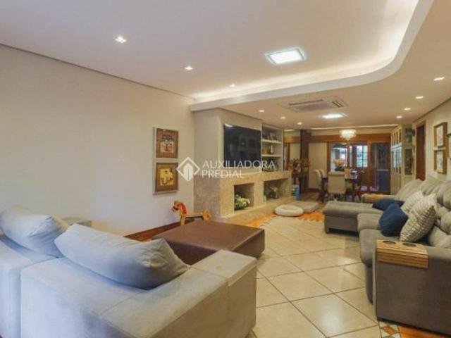 Casa com 5 quartos,duas suítes uma master