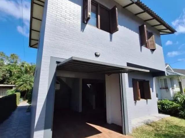Casa com 5 Quartos e 4 banheiros à Venda, 216 m² por R$ 615.000