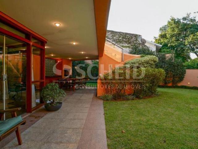 Casa com 5 quartos e 4 vagas amplas à venda no Alto da Boa Vista