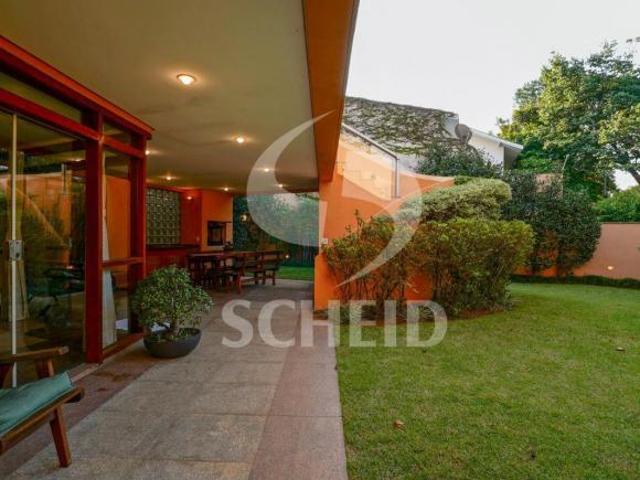 Casa com 5 quartos e 4 vagas amplas à venda no Alto da Boa Vista