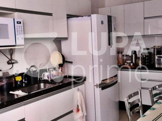 CASA COM 5 QUARTOS E 4 VAGAS DE GARAGEM À VENDA NO PARQUE EDU CHAVES