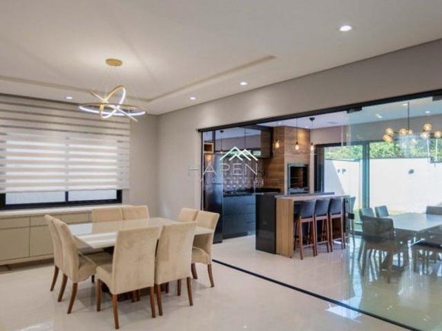 Casa com 5 quartos e 4 vagas em Curitiba