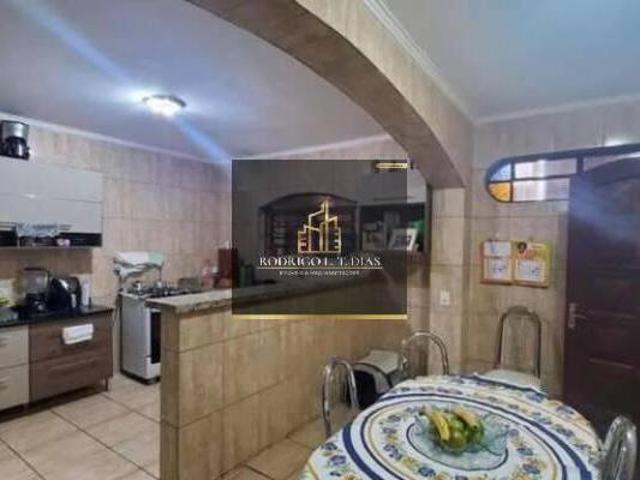 Casa com 5 Quartos e 5 banheiros à Venda, 258m² por R$ 620.000