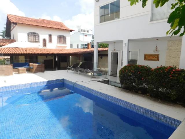 Casa com 5 Quartos e 5 banheiros à Venda, 238 m² por R$ 1.500.000