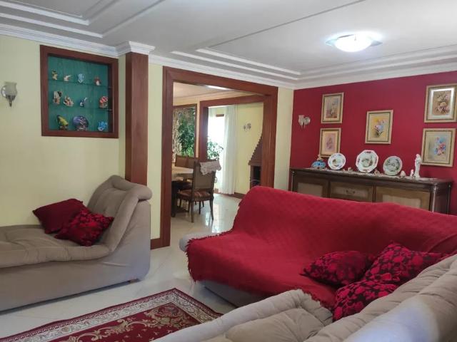 Casa com 5 Quartos e 5 banheiros à Venda, 347 m² por R$ 1.100.000