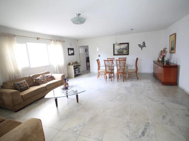 Casa com 5 Quartos e 5 banheiros à Venda, 300 m² por R$ 760.000
