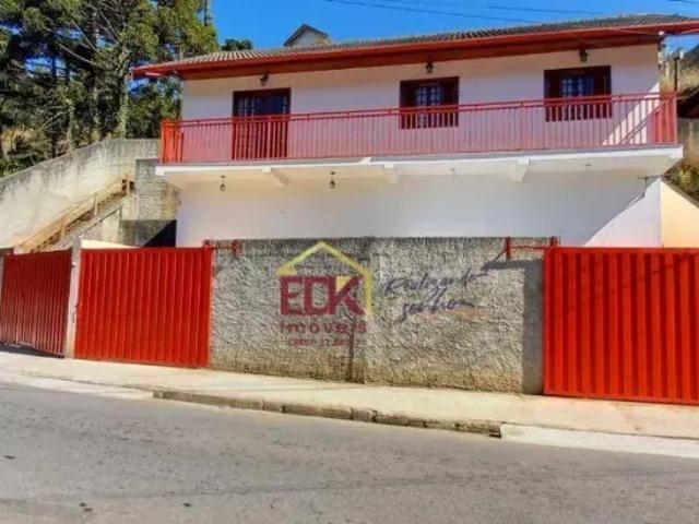 Casa com 5 Quartos e 5 banheiros à Venda, 687 m² por R$ 1.100.000