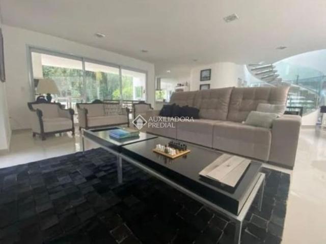 Casa com 5 quartos e 600m² para alugar em Jurerê, Florianópolis