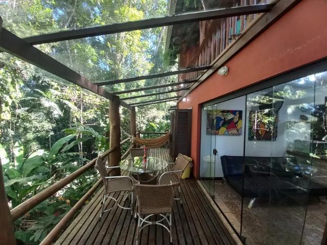 Casa com 5 Quartos e 6 banheiros à Venda, 1100 m² por R$ 2.200.000