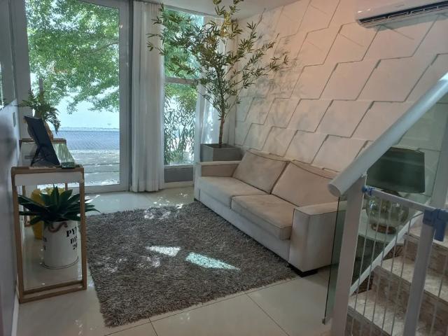 Casa com 5 Quartos e 6 banheiros à Venda, 246 m² por R$ 1.700.000