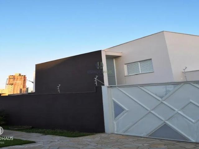 Casa com 5 Quartos e 6 banheiros à Venda, 323 m² por R$ 1.968.100