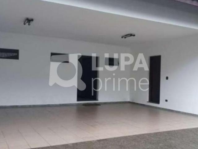 CASA COM 5 QUARTOS E 6 VAGAS DE GARAGEM À VENDA NA VILA AMÉLIA