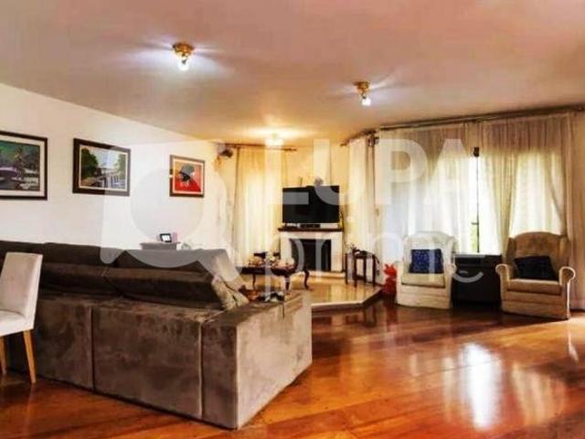 CASA COM 5 QUARTOS E 6 VAGAS DE GARAGEM À VENDA NA PARADA INGLESA