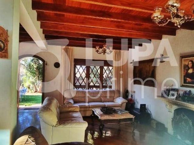 CASA COM 5 QUARTOS E 6 VAGAS DE GARAGEM À VENDA NO TREMEMBÉ