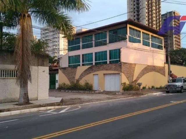 Casa com 5 Quartos e 7 banheiros à Venda, 375 m² por R$ 2.200.000