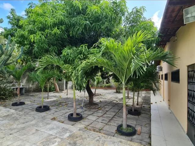 Casa com 5 Quartos e 7 banheiros à Venda, 320 m² por R$ 799.000