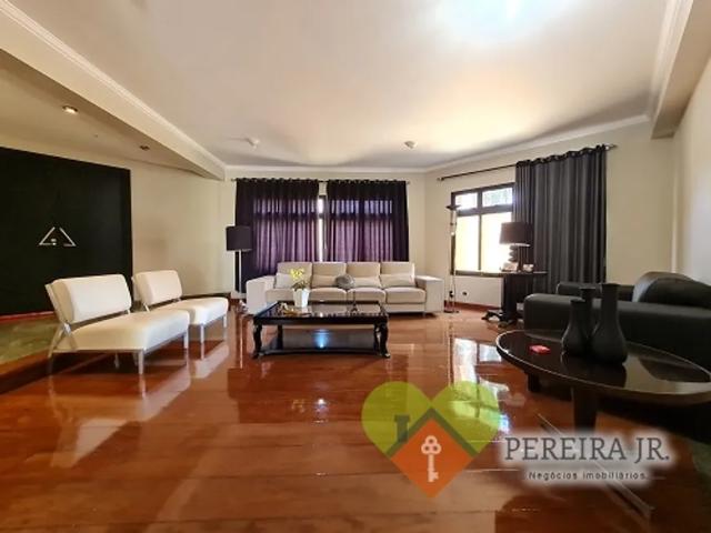 Casa com 5 Quartos e 8 banheiros à Venda, 686 m² por R$ 2.190.000