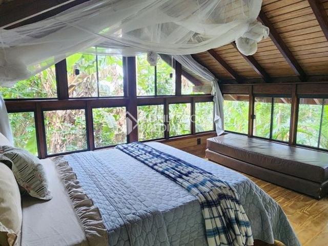 Casa com 5 quartos e 220m² para alugar em Pântano do Sul, Florianópolis