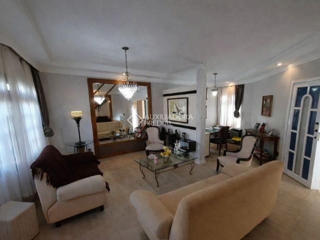 Casa com 5 quartos e 238m² para alugar em Córrego Grande, Florianópolis
