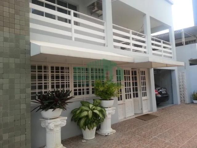 Casa com 5 Quartos e 2 banheiros à Venda, 250 m² por R$ 930.000