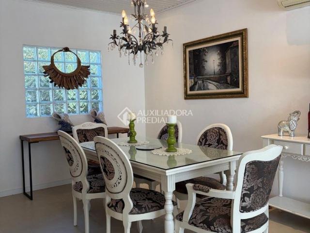 Casa com 5 quartos e 330m² para alugar em Campeche, Florianópolis