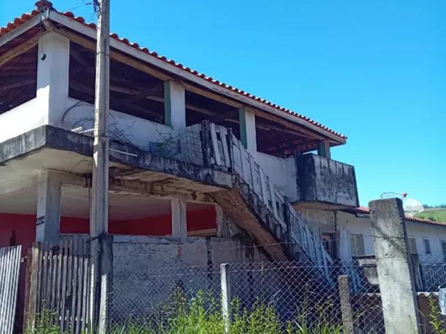 Casa com 5 Quartos e 3 banheiros à Venda, 200 m² por R$ 170.000