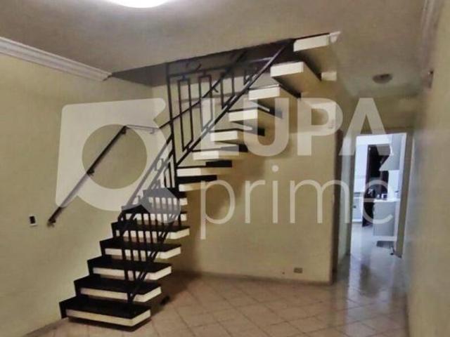 CASA COM 5 QUARTOS E 3 VAGAS DE GARAGEM À VENDA NO PARQUE NOVO MUNDO