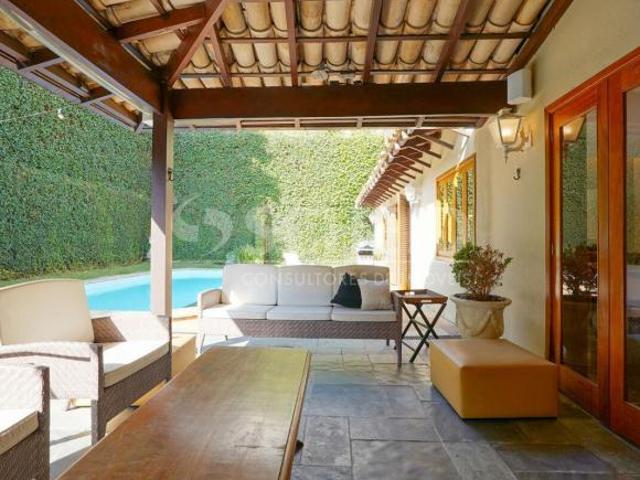 Casa com 5 quartos e piscina na melhor rua do Jardim Guedala