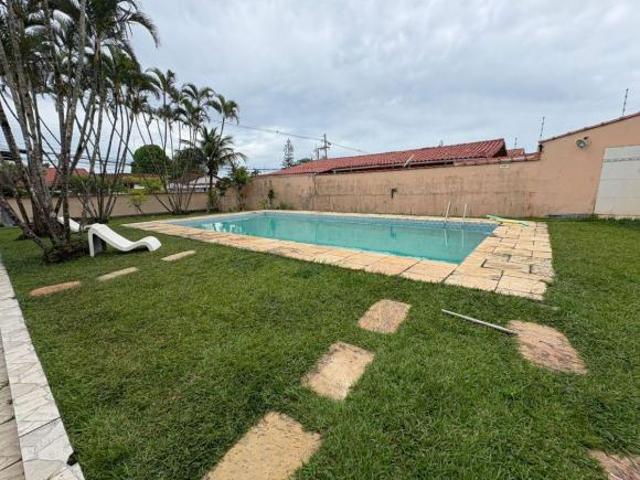 Casa com 5 quartos e piscina em Peruíbe