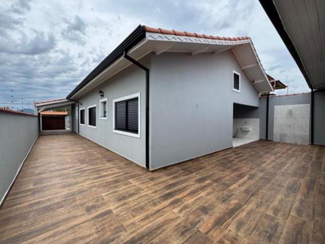 Casa com 5 quartos e piscina em Peruíbe R$ 900.000,00