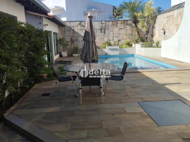 Casa com 5 quartos, sendo 3 suítes, disponível para venda no bairro Cidade Jardim em Uberlândia MG