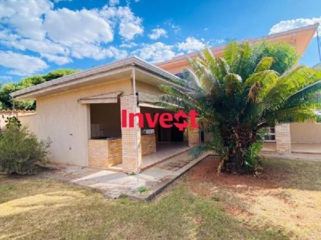 Casa com 5 Quartos, sendo 3 Suítes, Lote de 900m², Churrasqueira com Espaço Gourmet, Dentro de Condo
