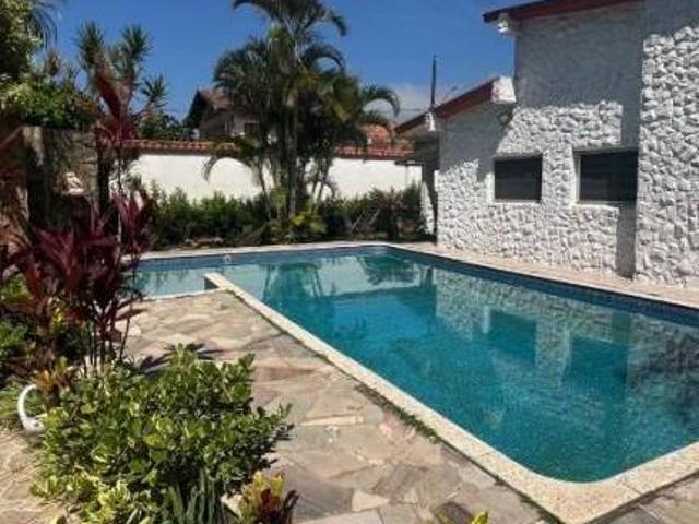 CASA COM 5 QUARTOS SENDO 1 SUÍTE COM PISCINA E CHURRASQUEIRA