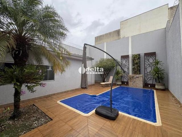 Casa com 5 quartos sendo 1 suíte disponível para venda no bairro Alto Umuarama em Uberlândia MG