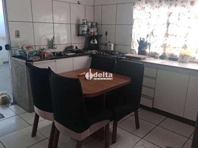 Casa com 5 quartos sendo 1 suíte disponível para venda no bairro Luizote de Freitas em Uberlândia MG