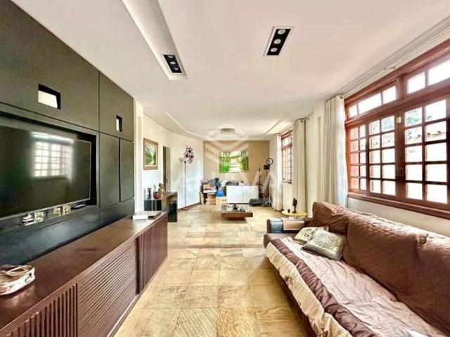 Casa com 5 Quartos sendo 2 Suítes à Venda, 392m², Bairro Itapoã, próximo à Avenida Pedro I