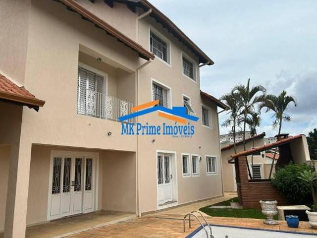 Casa com 5 quartos sendo 2 suítes e 6 vagas de garagem