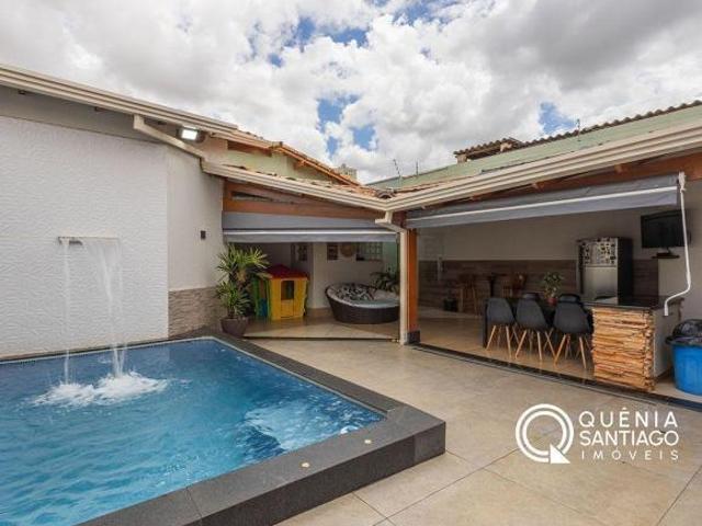 Casa com 5 quartos sendo 2 suítes, reformada na QSA 19