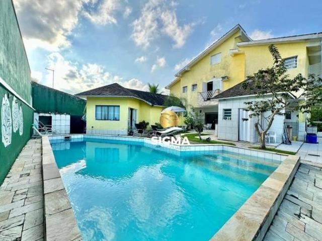 Casa com 5 quartos sendo 4 suítes à venda, 400 m² por R$ 3.700.000 Jardim Acapulco Guarujá/SP