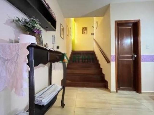 CASA COM 5 QUARTOS SENDO DUAS SUÍTE NA REGIÃO LESTE