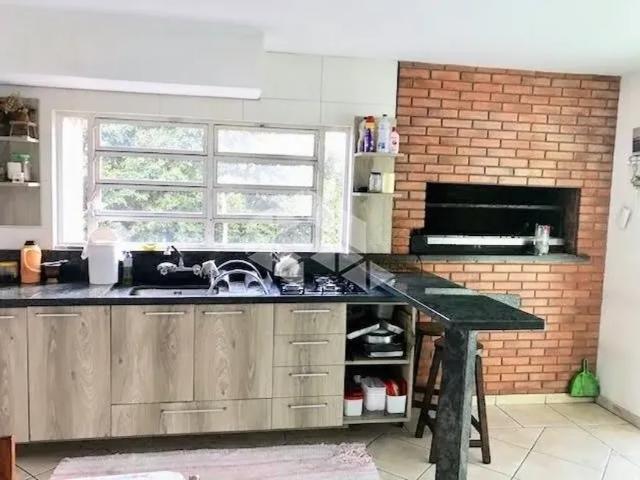 Casa com 5 quartos sendo os 4 suítes, closet, 2 hidro, pátio com piscina, área goumet com churrasque