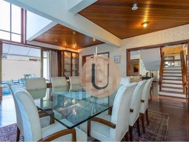 Casa com 5 suítes em Aldeia da Serra!
