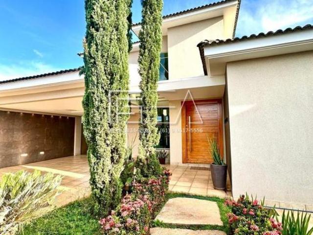 CASA COM 5 SUÍTES À VENDA EM LOCALIZAÇÃO PRIVILEGIADA!