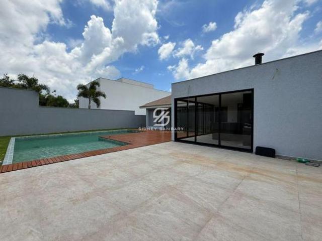 Casa com 5 suítes e ampla área de lazer no condomínio Fazenda Imperial