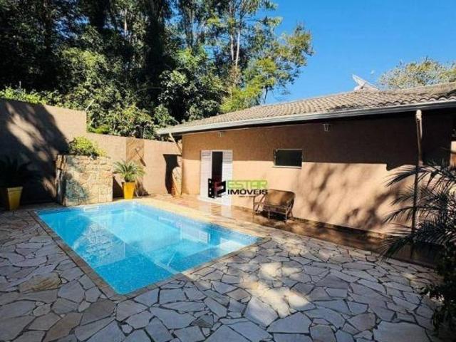 Casa com 5 Suítes, Espaço Gourmet e Piscina Próxima à Alameda Lucas