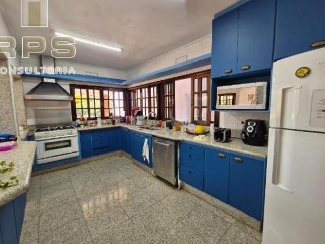 Casa com 5 suítes no Palavra da vida, piscina, adega, sauna e bunker com passagem secreta